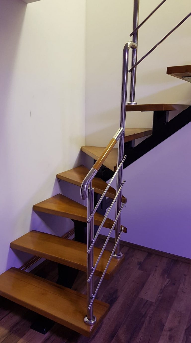 Scara pe structura metalica si balustrada din inox combinata cu lemn ...